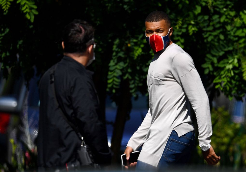 Mbappé Wore Watch With 114 Diamonds to Training - PSG Talk