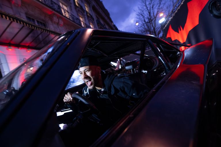 Photo: Neymar Takes Photos With “The Batman’s” Pattinson, Kravitz